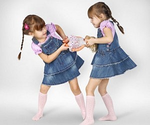 two-young-girls-fighting-over-a-doll — Família Quadrada